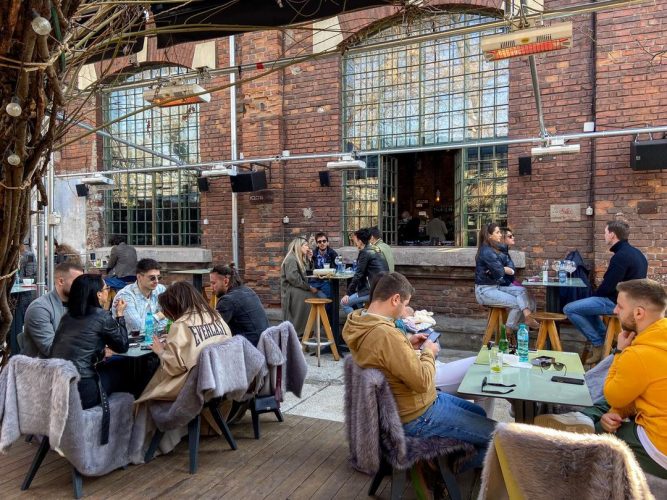 ALTERNATIVA | Cum #rezistă, cu greu, localurile care au ales să ...