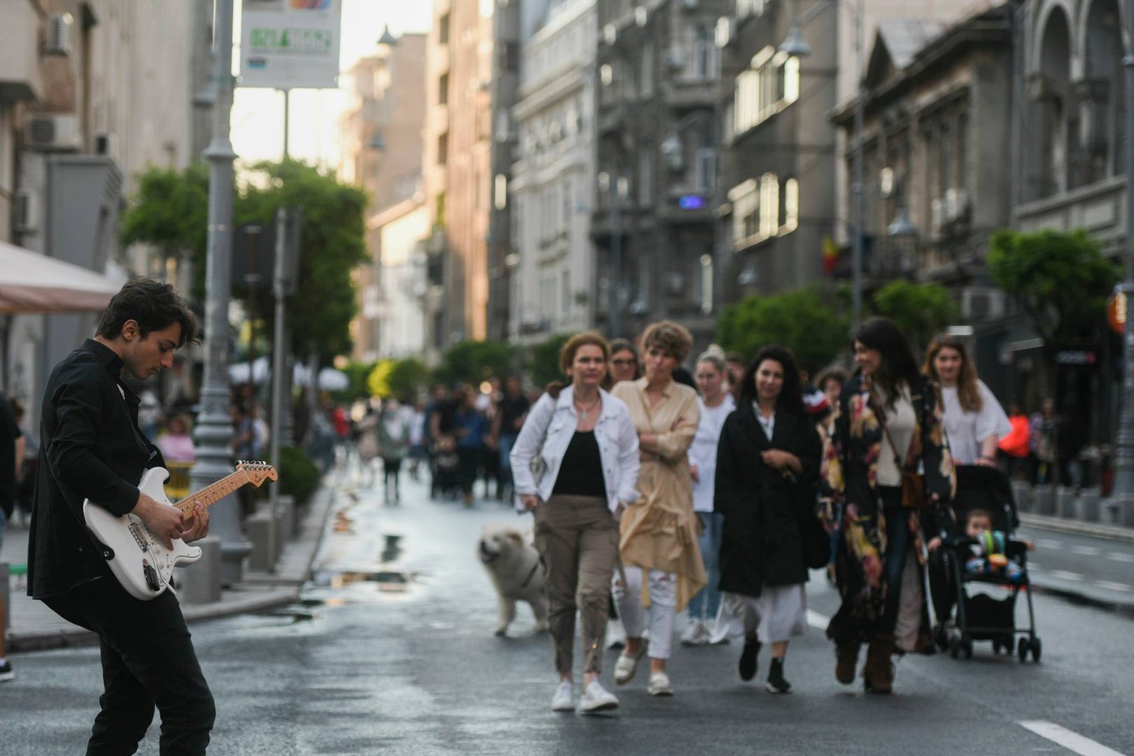(FOTO) Zeci de mii de oameni au ieșit la plimbare pe ”Străzi deschise ...