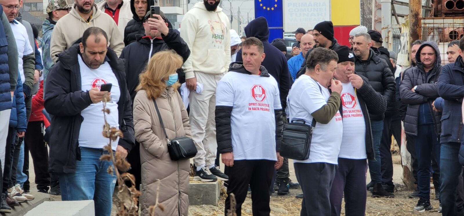 Poluare ca la ușa cortului | Primarul din Tunari și-a mutat biroul ...