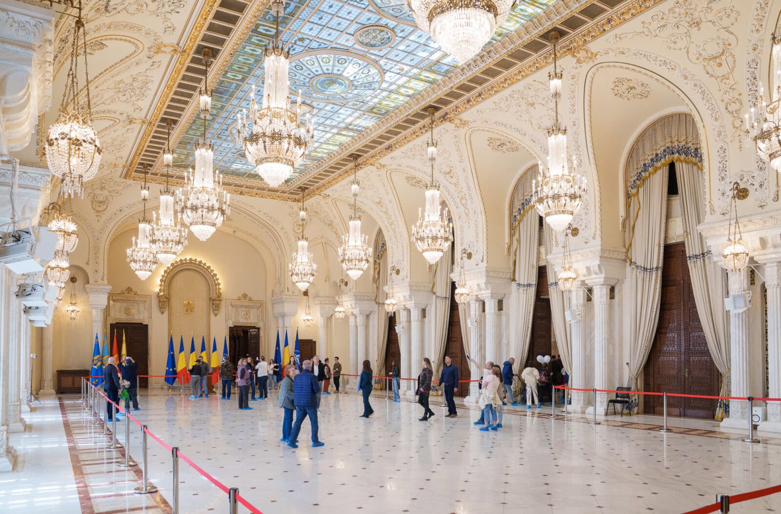 Peste 13.000 de persoane au vizitat grădinile și sălile Palatului Cotroceni, vineri și sâmbătă ...