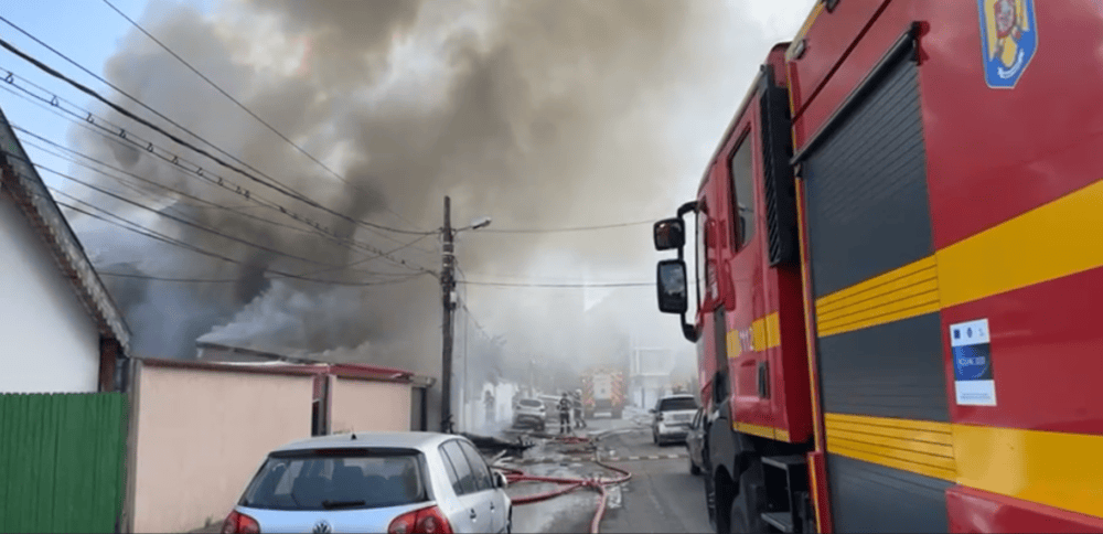 VIDEO | Incendiu la o casă din cartierul Titan, operaţiune de amploare ...