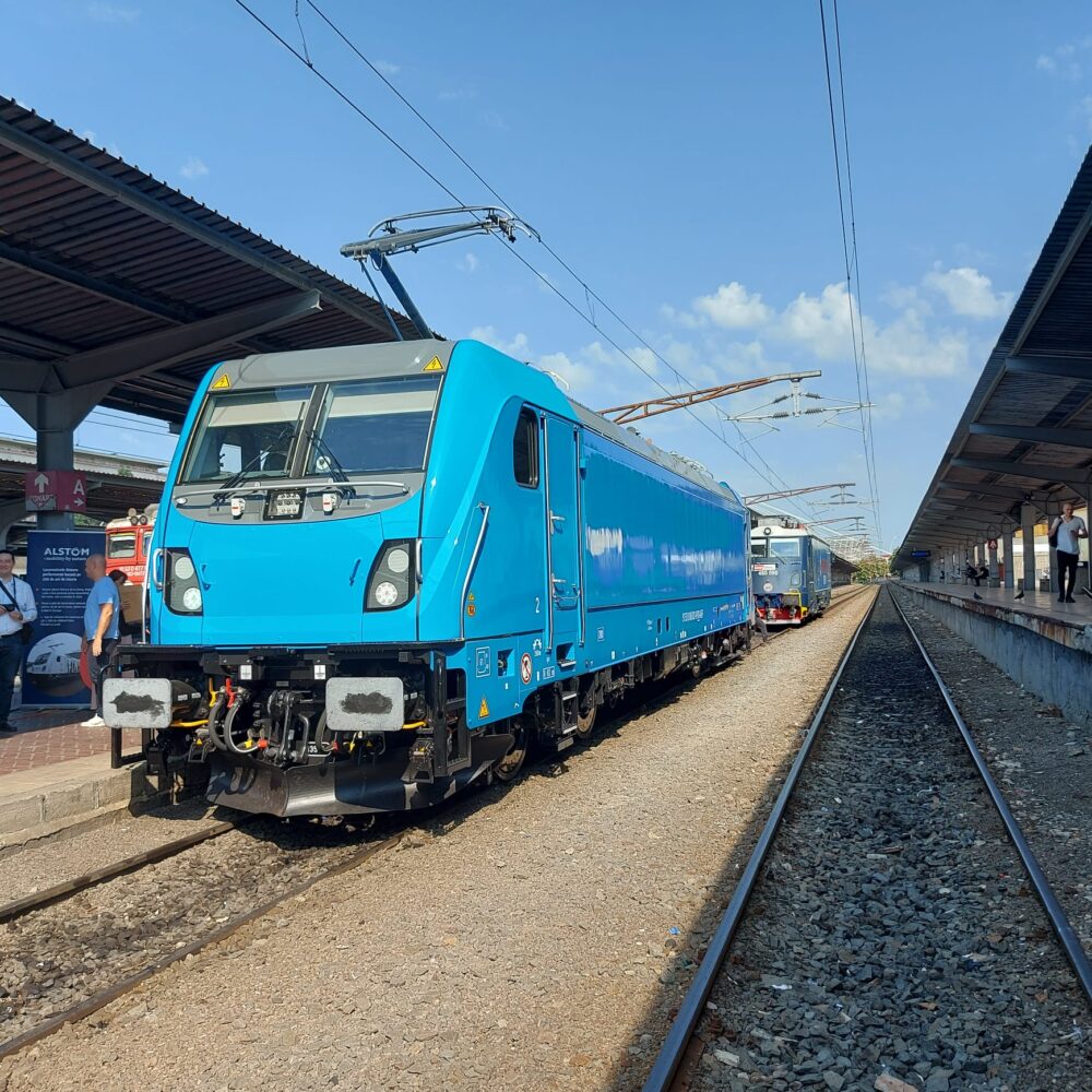 O locomotivă nouă Alstom a ajuns la București. Când va intra în ...