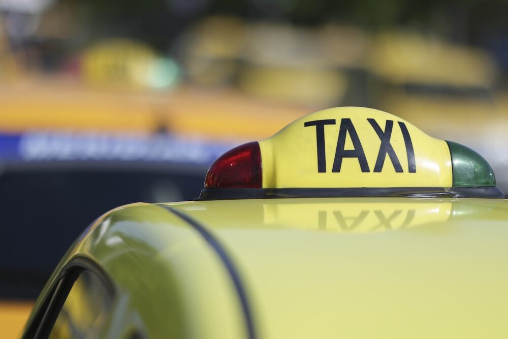 Primăria Capitalei a scos la concurs 1.000 de autorizații de taxi. Este ...