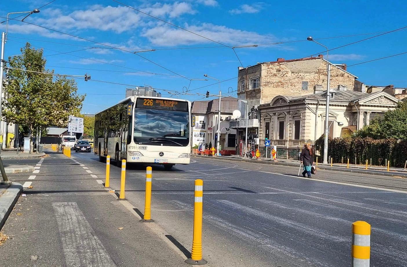 Autobuzele liniei 226 vor circula pe calea de rulare a tramvaielor, pe Șoseaua Alexandriei, de ...
