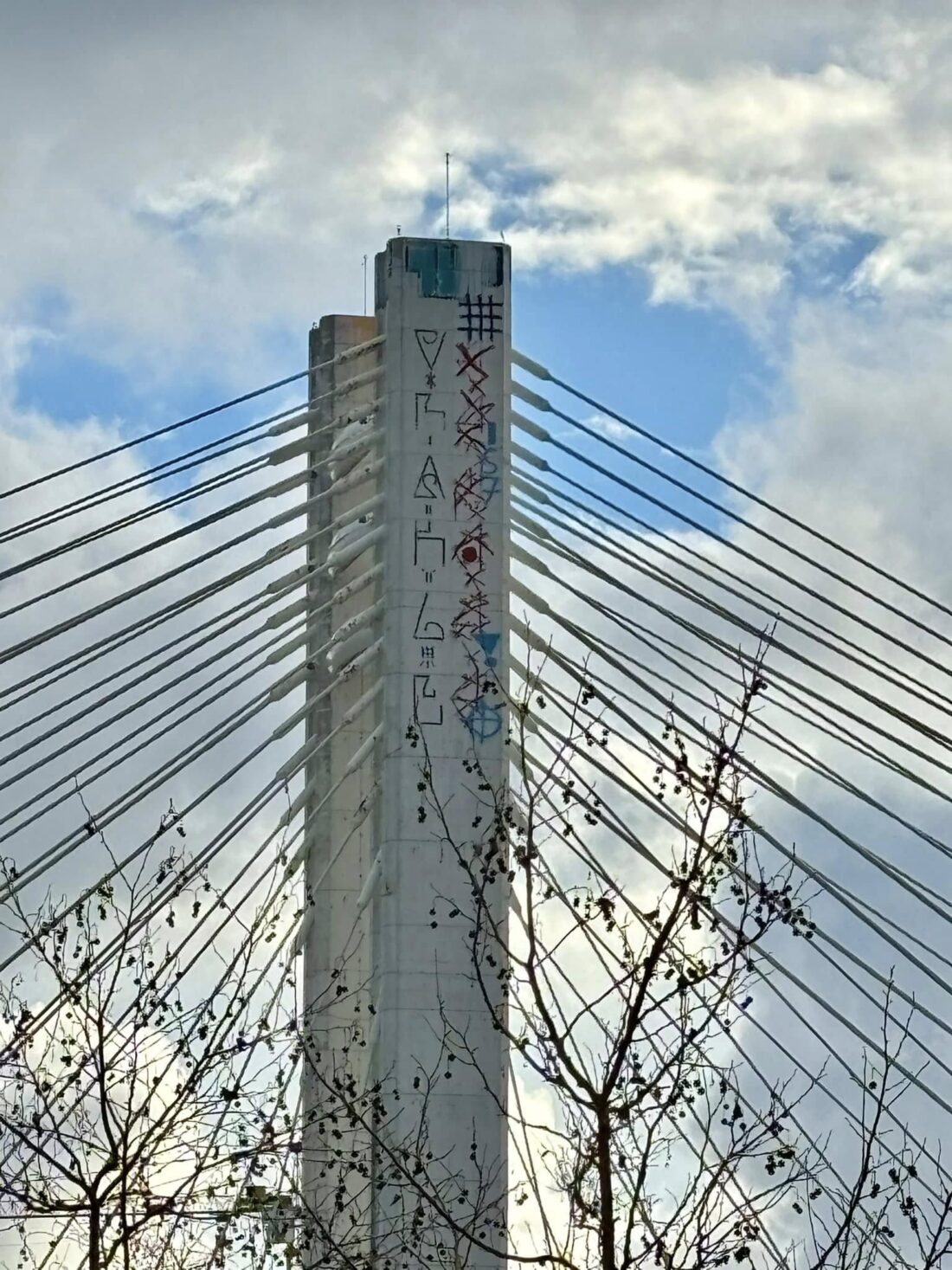 Simboluri legionare pe unul dintre pilonii podului Basarab - Buletin de ...