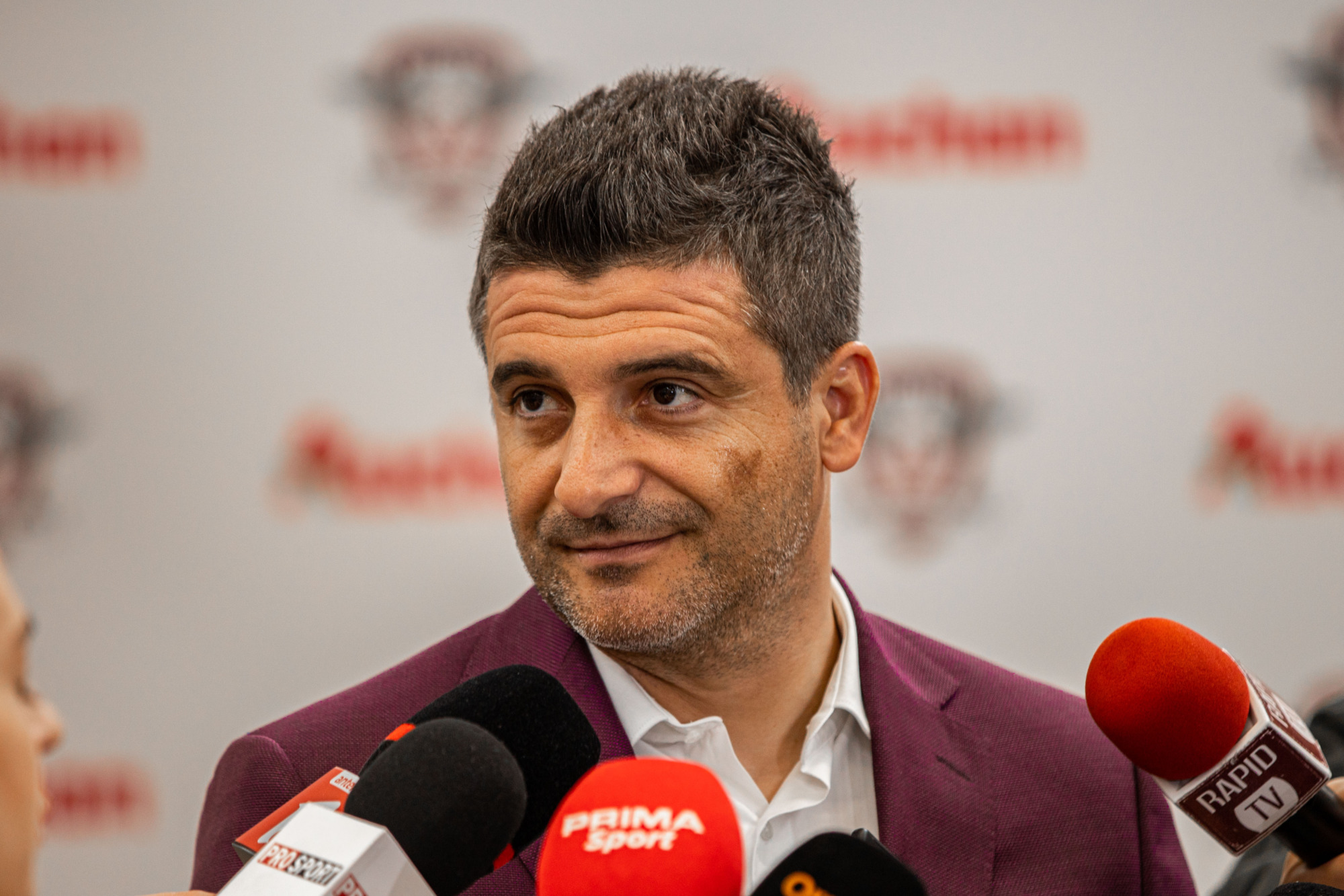 Președintele Rapidului, Daniel Niculae, ridicat de mascați. Raid la ...