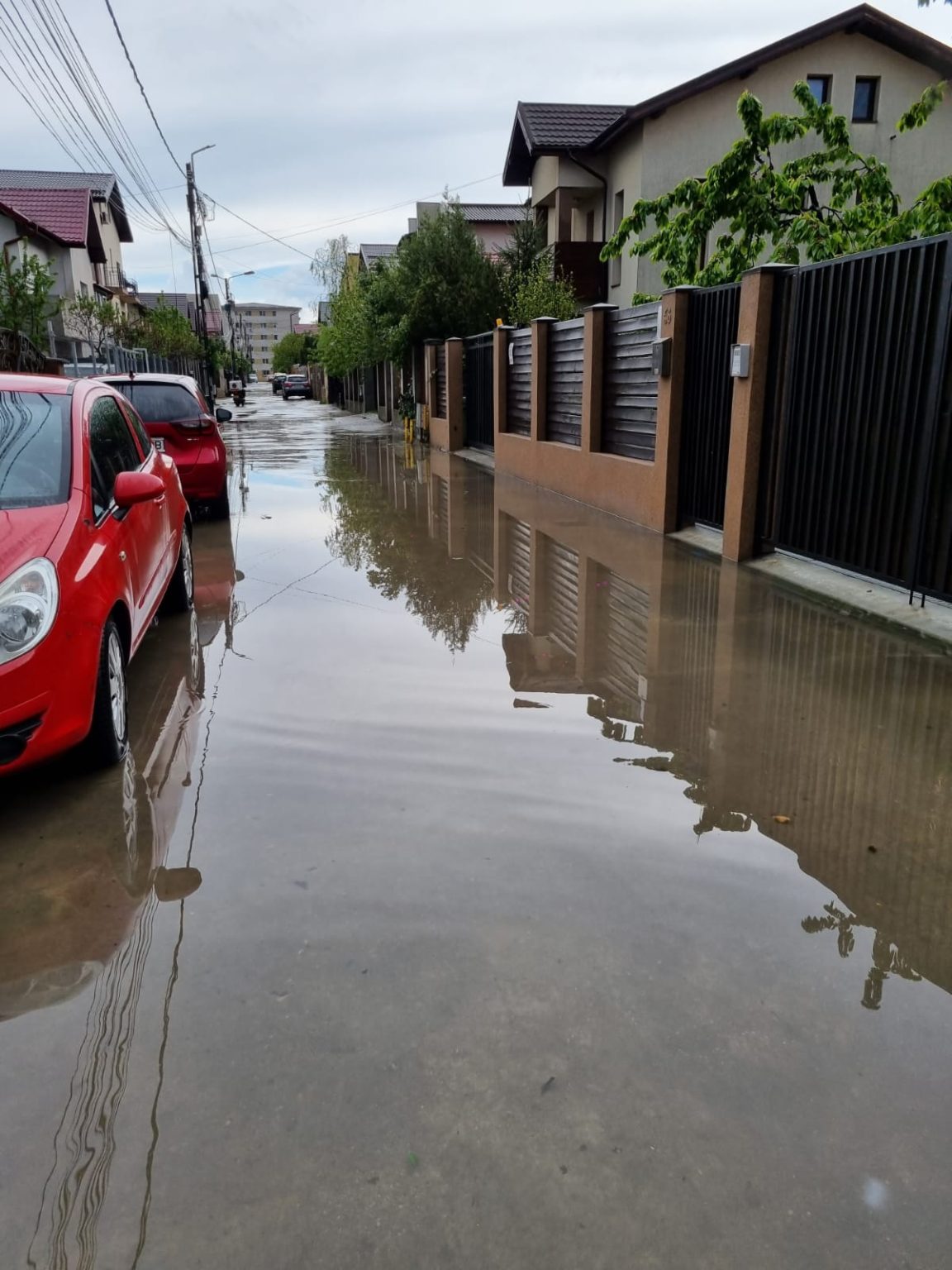 Stradă inundată în urma unei ploi „de vară”. Prognoza pentru ...