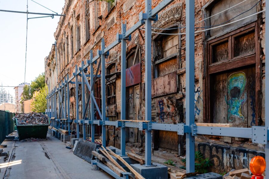 Schelet metalic peste Hanul Solacolu. Urmează curățenia generală ...