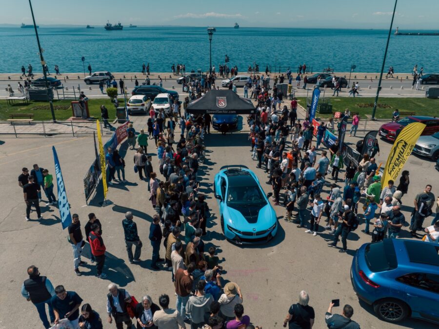 „Pit stop” pentru mașini sport și de lux, în parcarea Ateneului ...