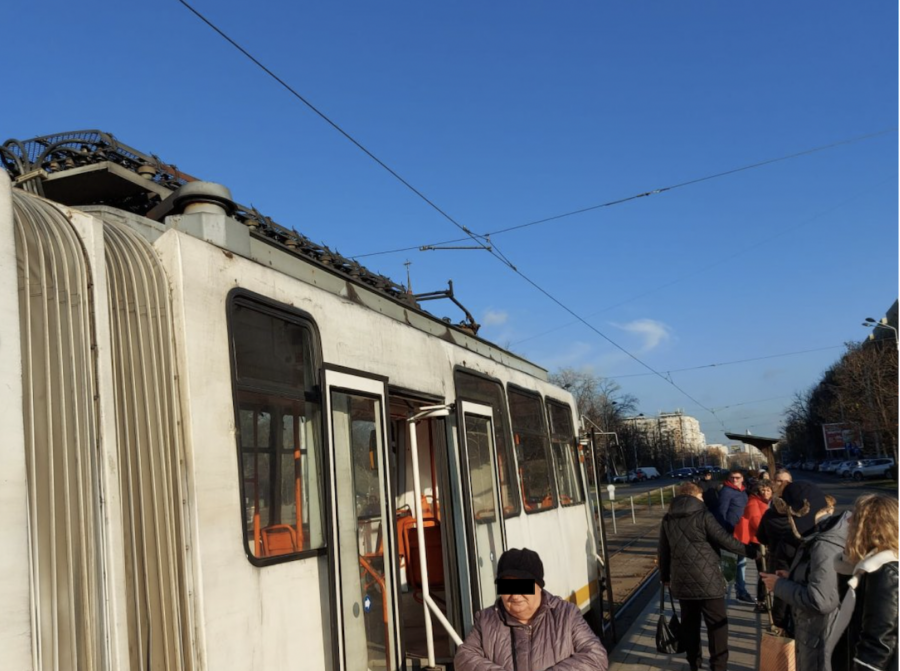 Pantograf rupt la un tramvai de pe linia 19. Circulația a fost blocată - Buletin de București